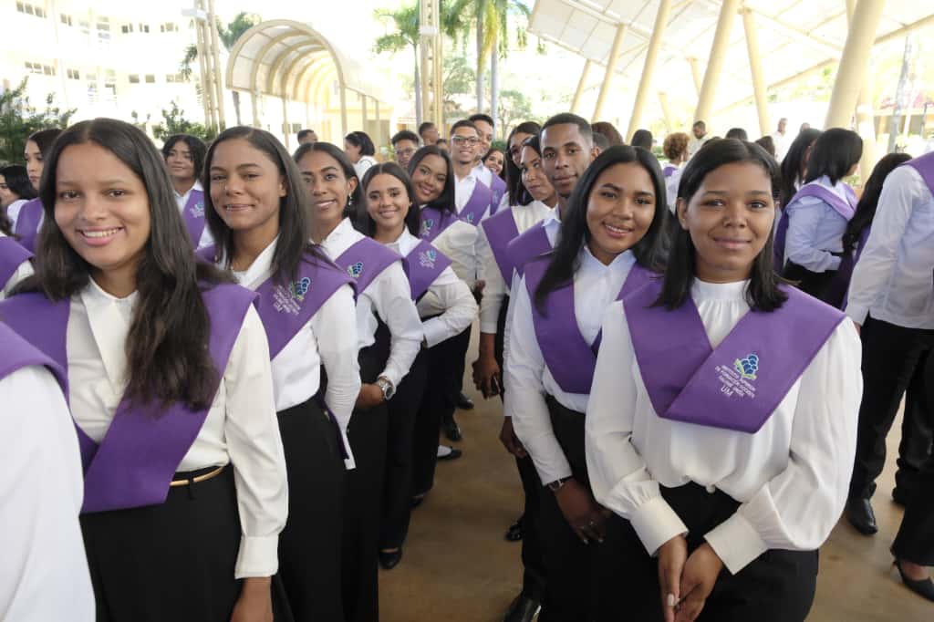 Click to enlarge image Graduadas_ISFODOSU_-_SJM.jpeg