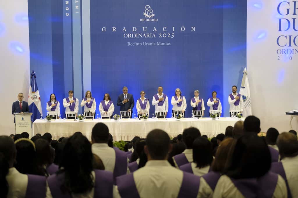 Click to enlarge image Mesa_autoridades_ISFODOSU_-_Graduacin_de_SJM.jpeg